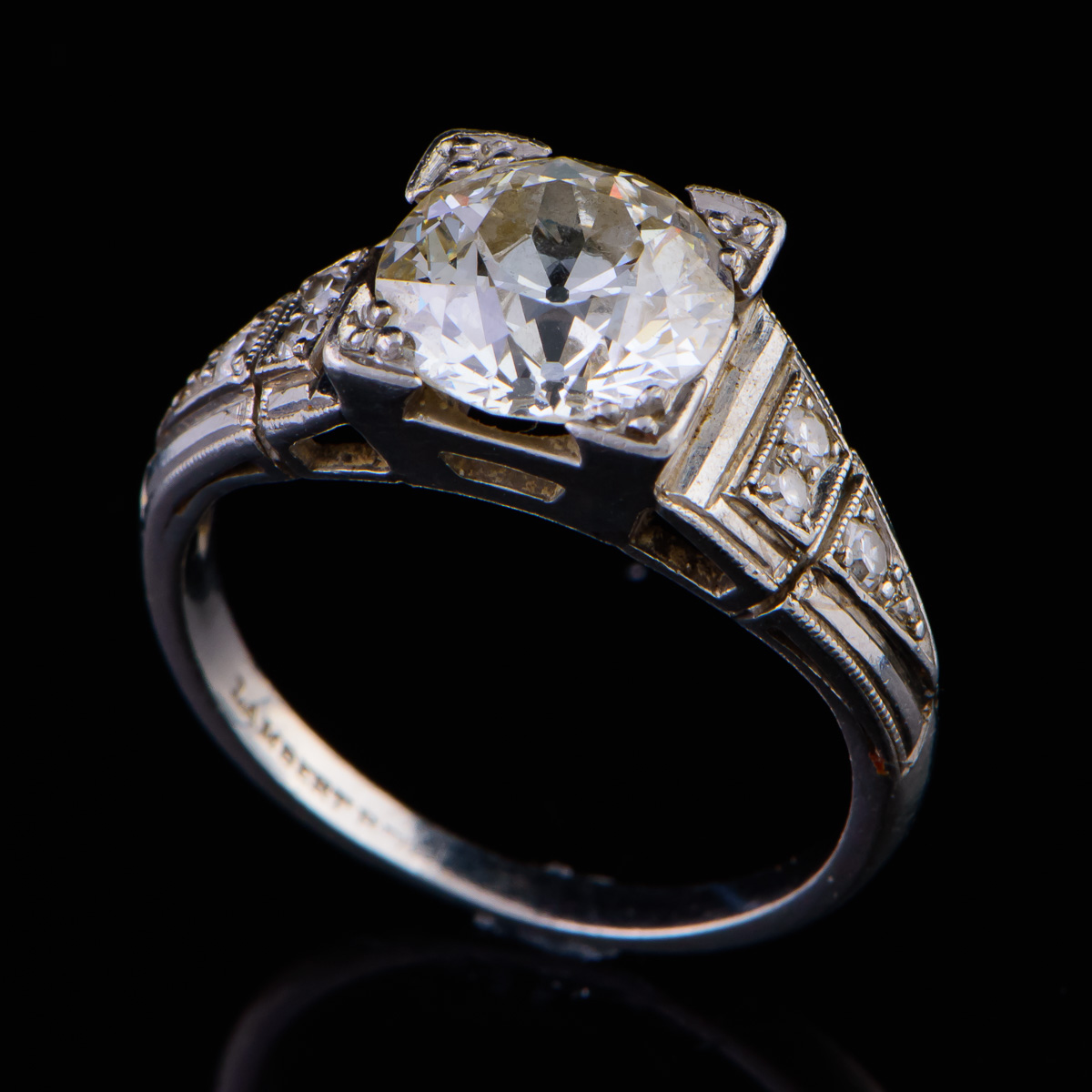 Antigo anel em platina com brilhante central de aproxim