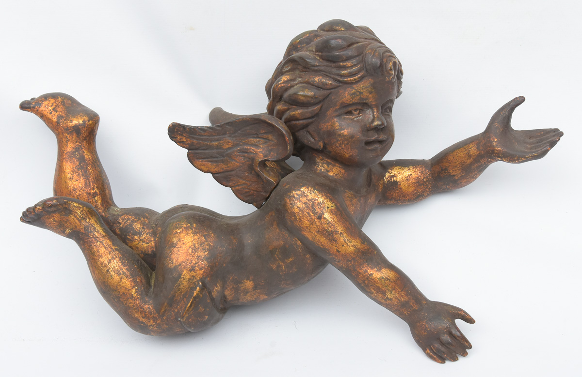 "Querubim" esculpido em madeira com pátina ouro