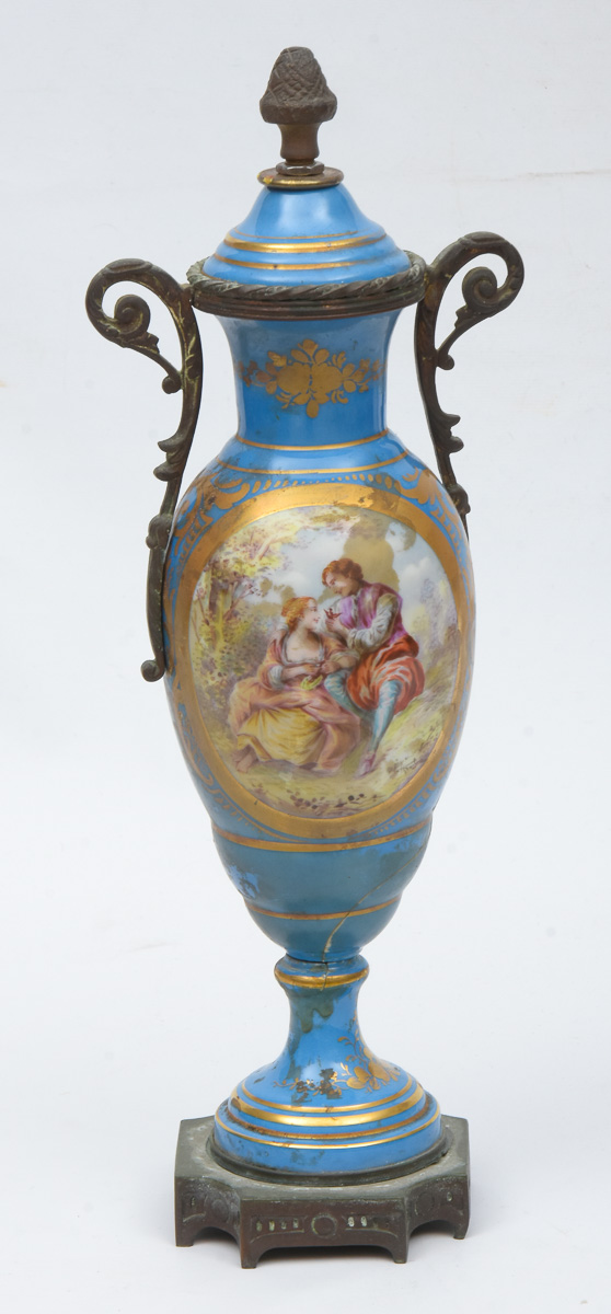 Ânfora em porcelana francesa de "Sèvres", estil