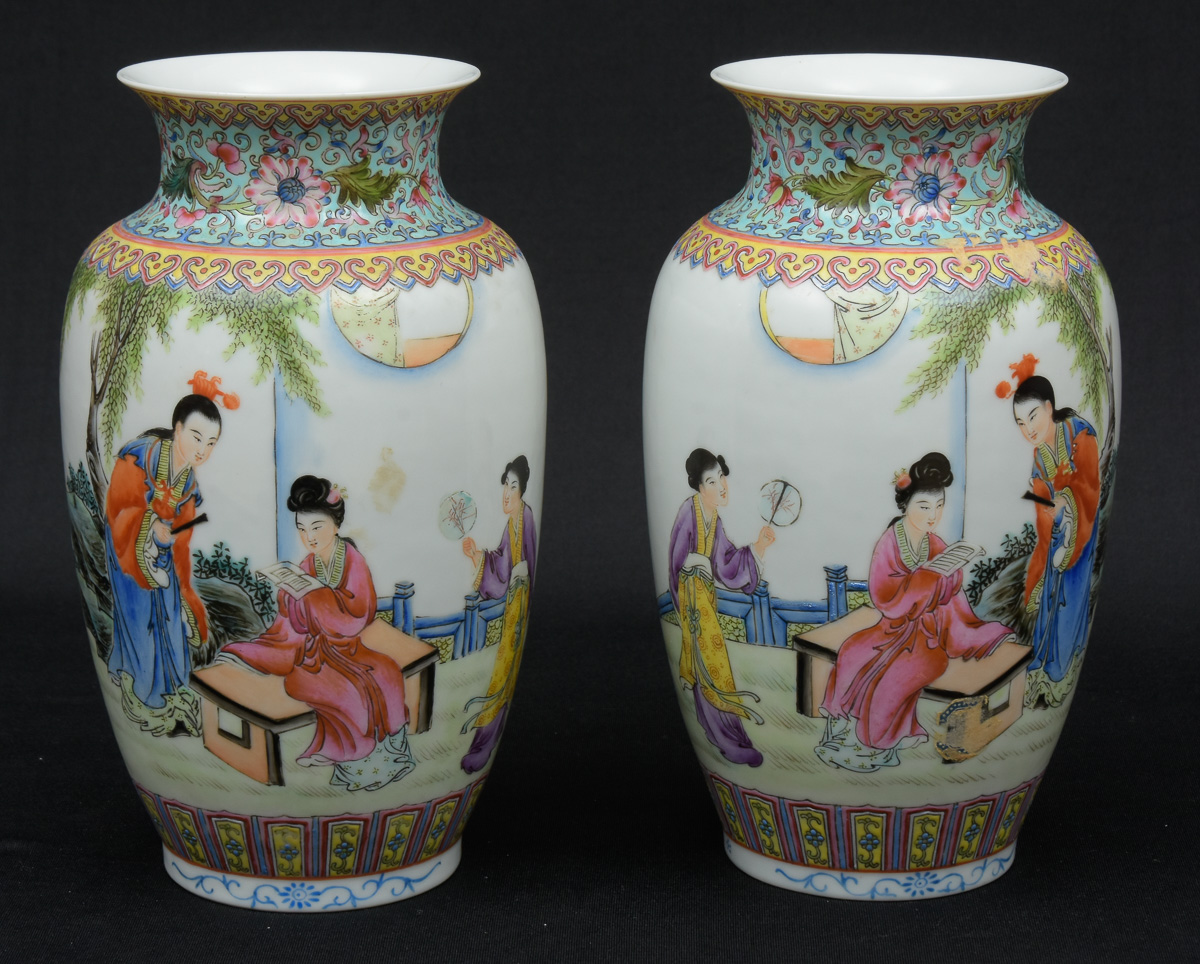 Par de vasos em porcelana chinesa, circa 1900, esmaltad