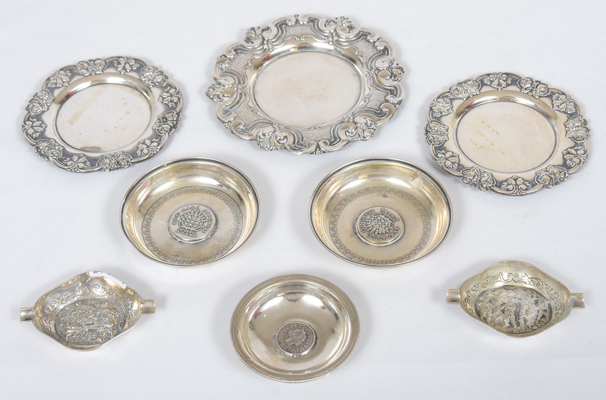 Três salvas em prata portuguesa contrastada (sendo 2 fo