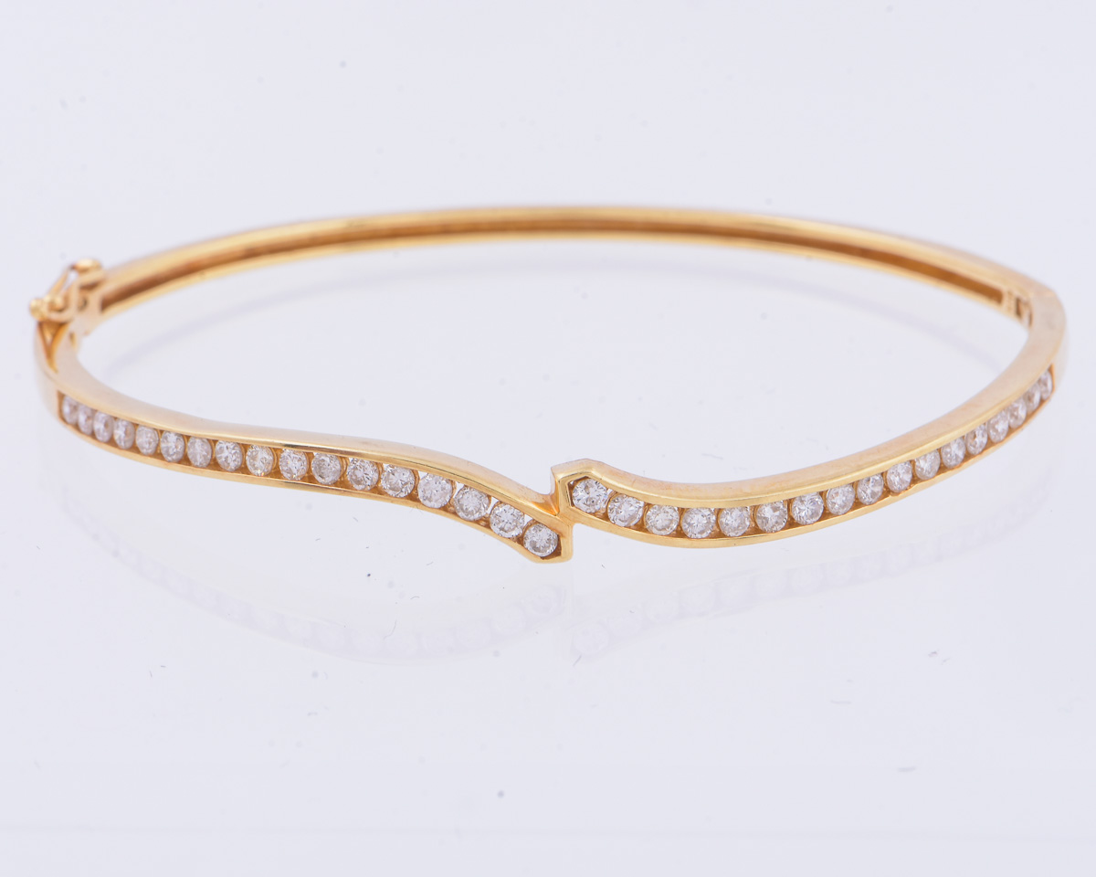Pulseira escrava em ouro 18k com 34 brilhantes, totaliz