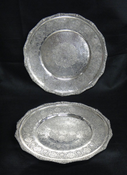 Par de pratos em prata indiana contrastada, com ricos t