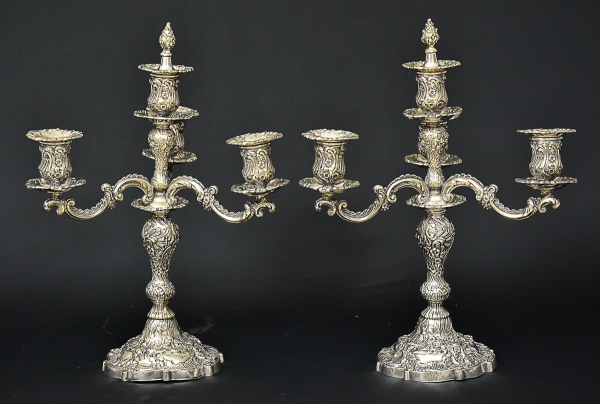 Par de elegantes candelabros para 4 luzes com reversibi