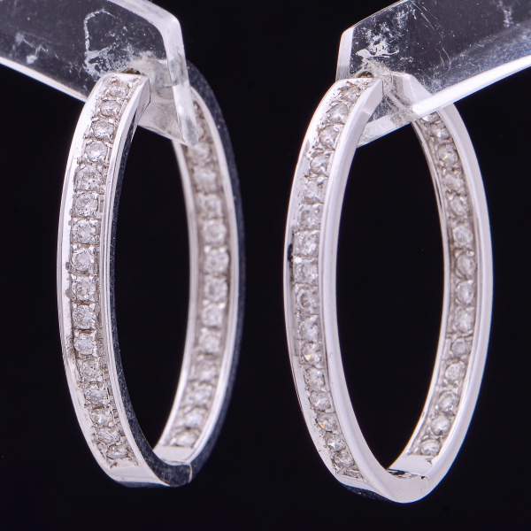 Par de brincos argolas ovais em ouro branco 18k - 750ml